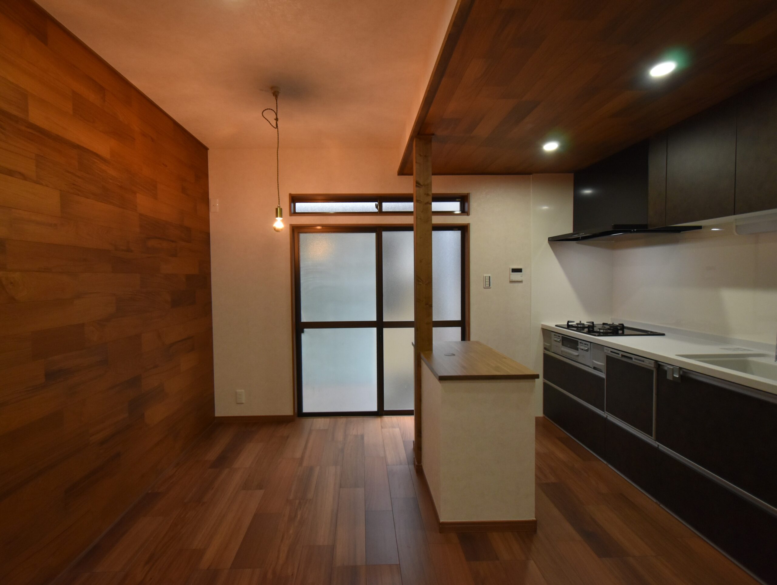 ユニバーサル株式会社