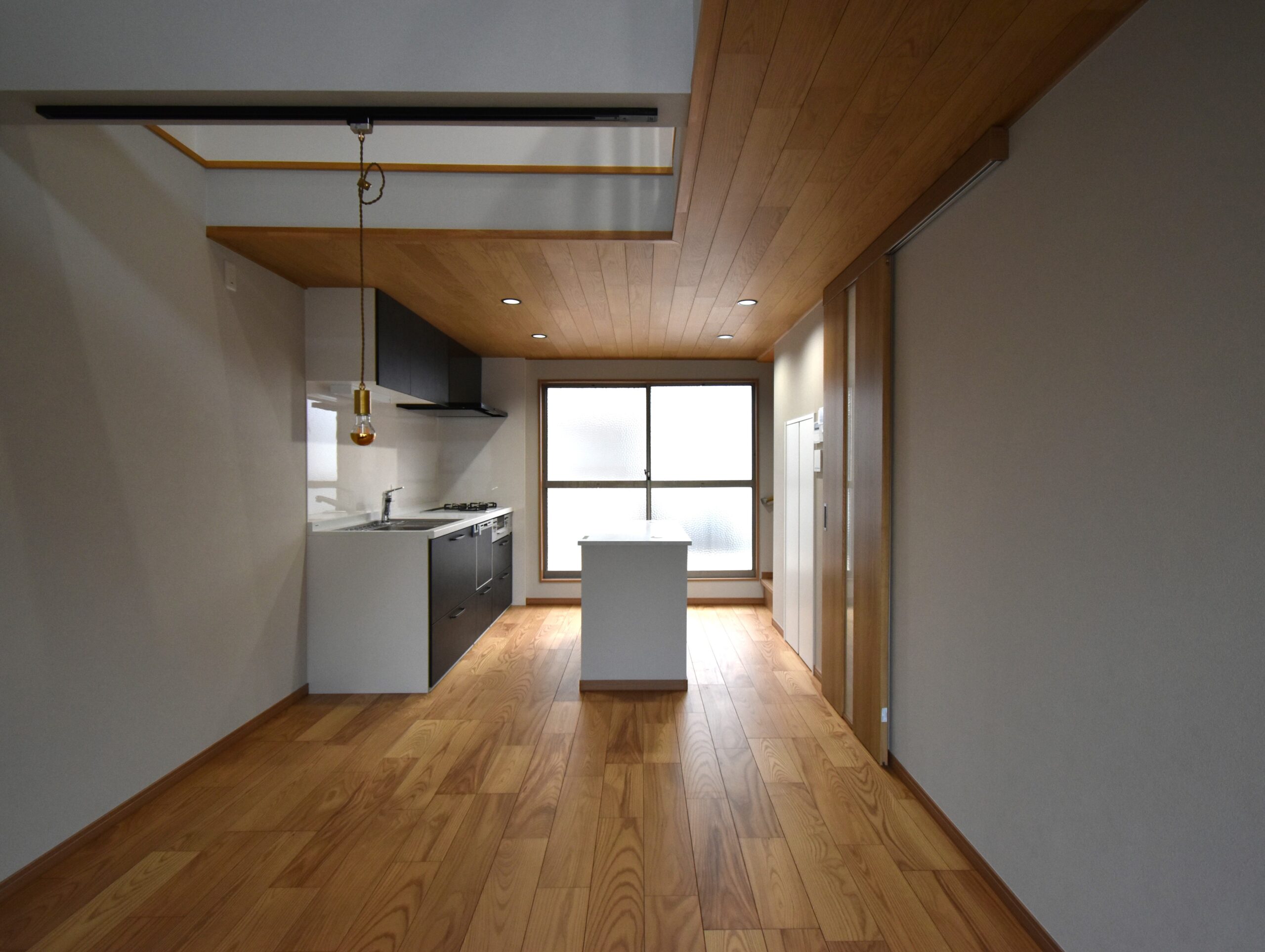 ユニバーサル株式会社