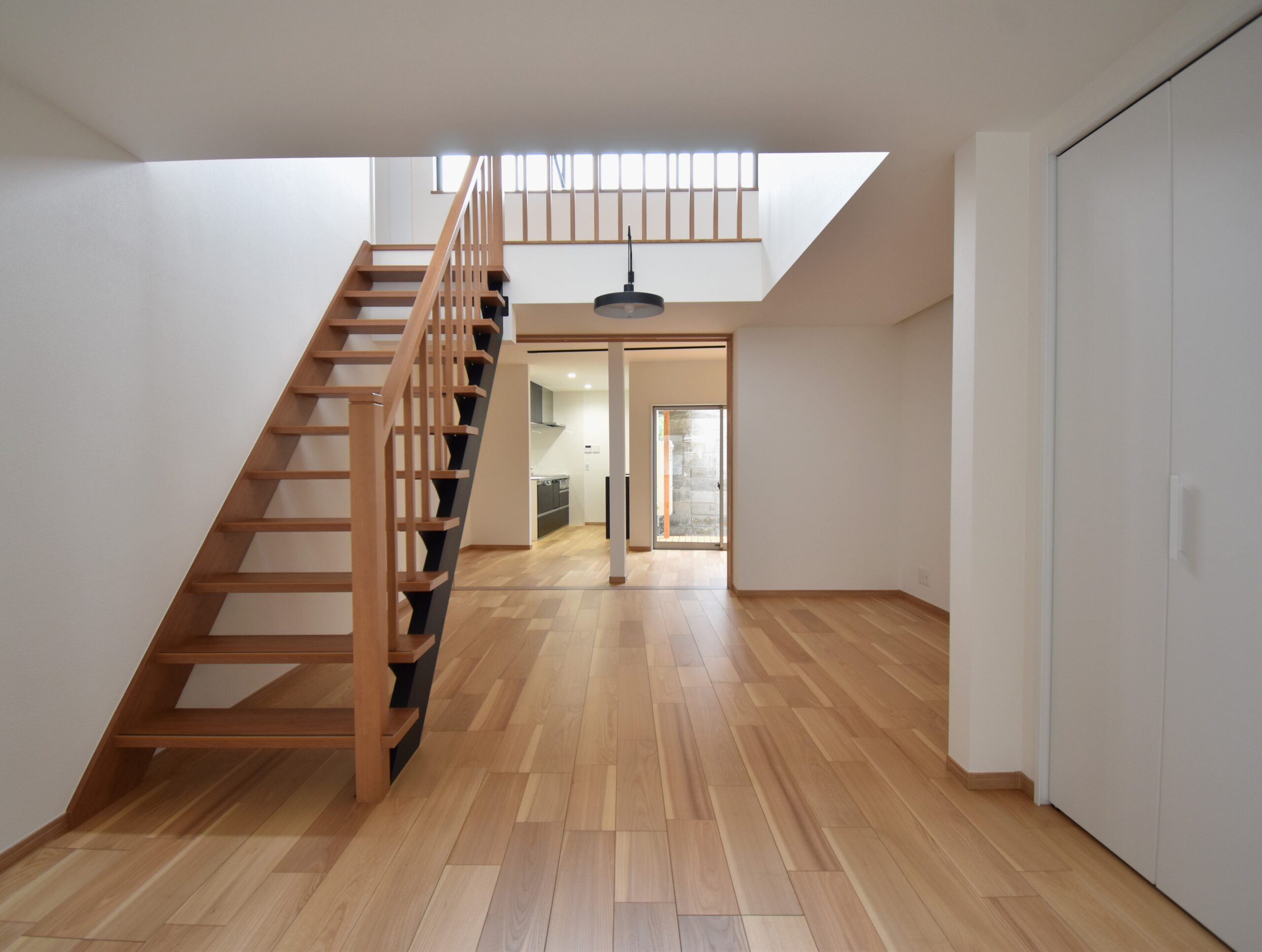 ユニバーサル株式会社